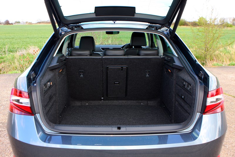 Skoda Superb Estate Review (2021) | Parkers