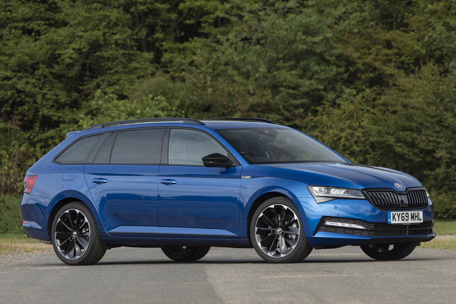 Skoda Superb Estate Review 2021 Parkers Skoda Superb Estate Review 2021 Parkers