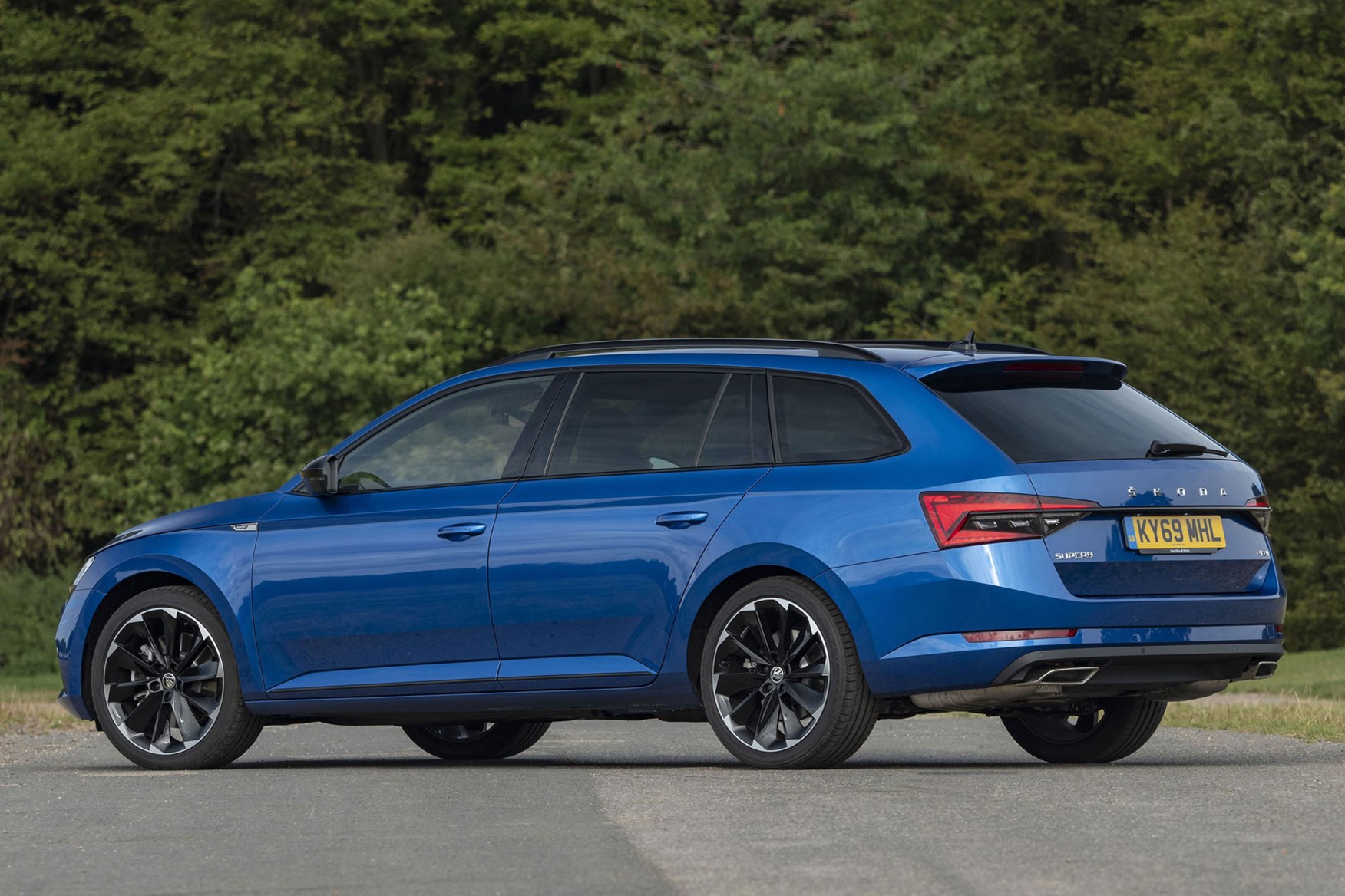 Skoda Superb Estate Review 2021 Parkers Skoda Superb Estate Review 2021 Parkers