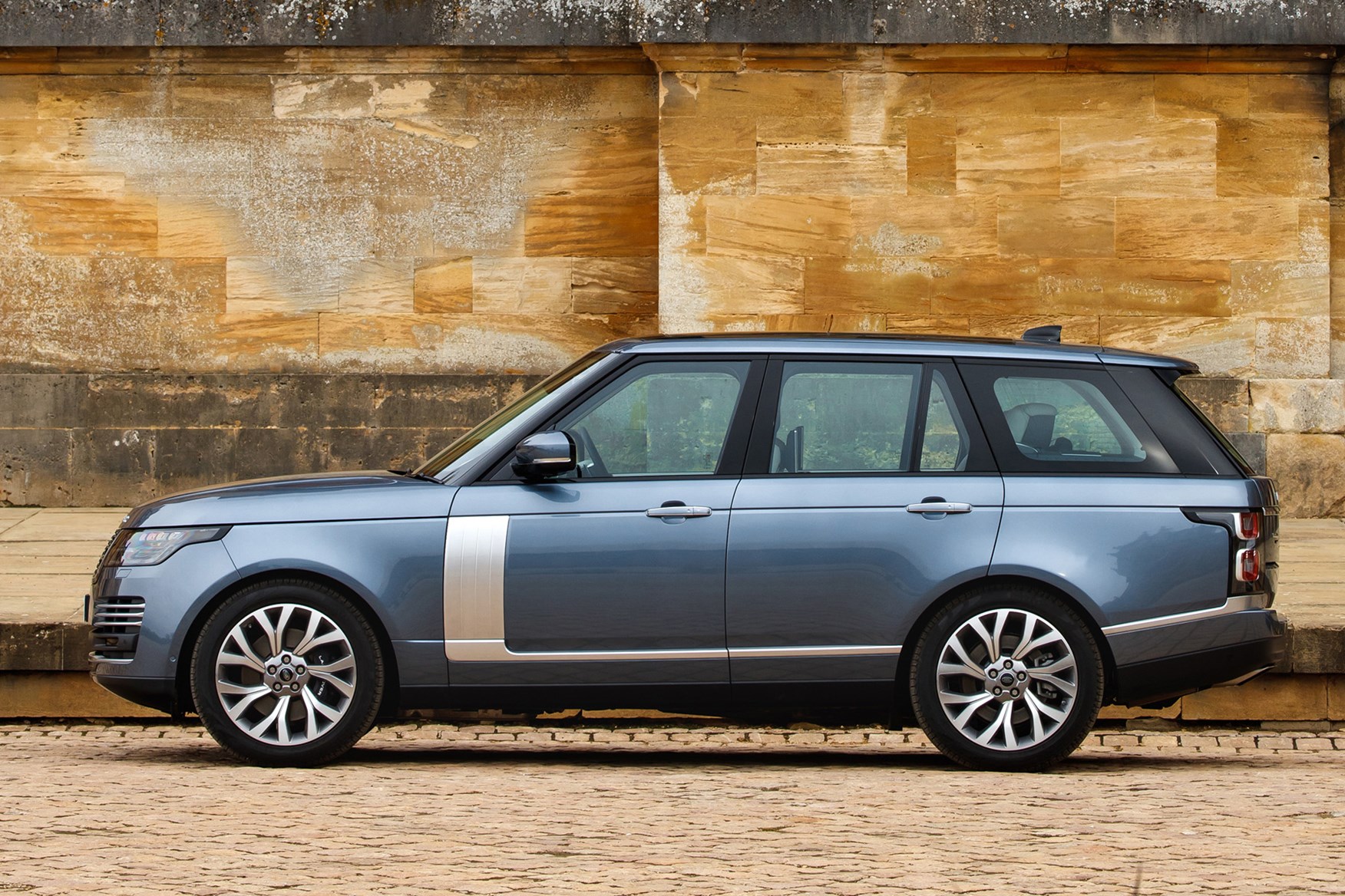 Used Land Rover Range Rover Estate (2013 - 2021) Practicality | Parkers