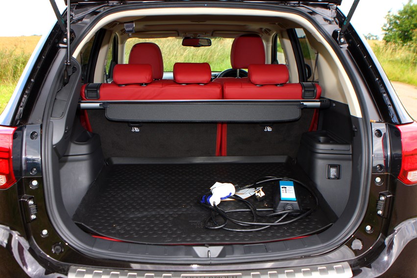 Mitsubishi Outlander (2021) Practicality, Boot Space & Dimensions | Parkers