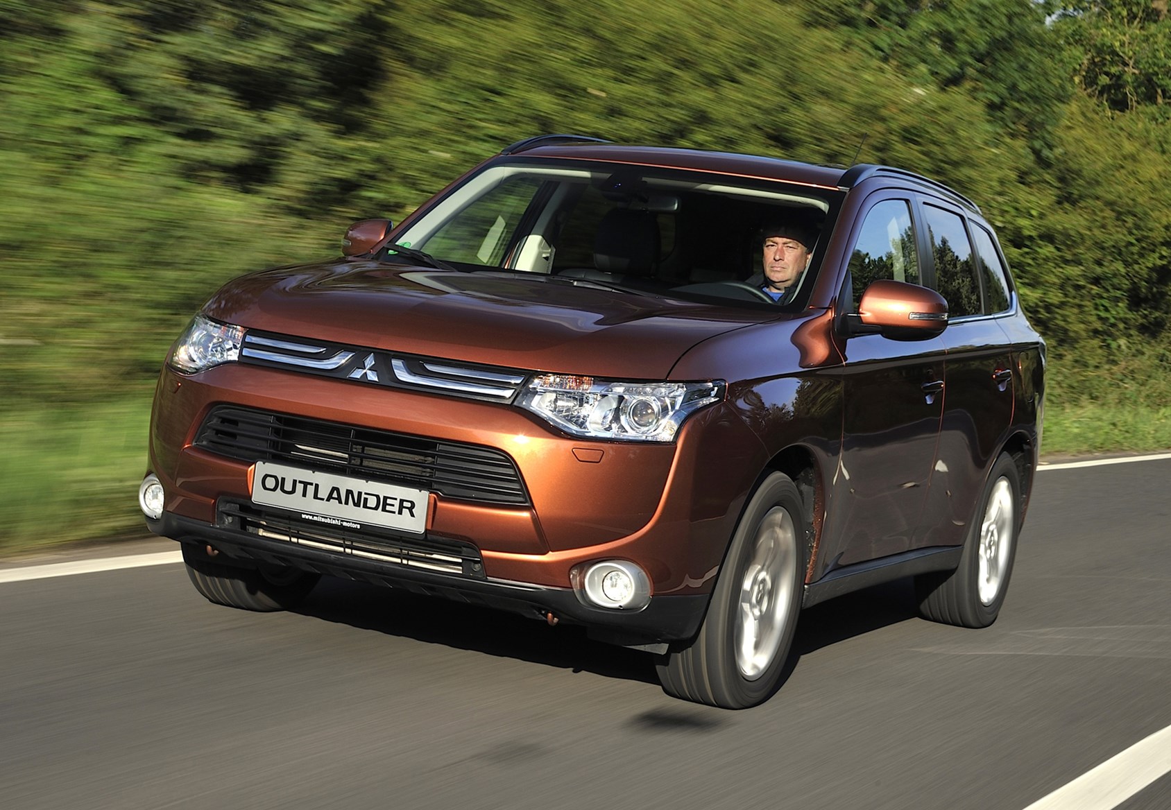 Mitsubishi Outlander (2021) MPG, Running Costs, Economy & CO2 | Parkers