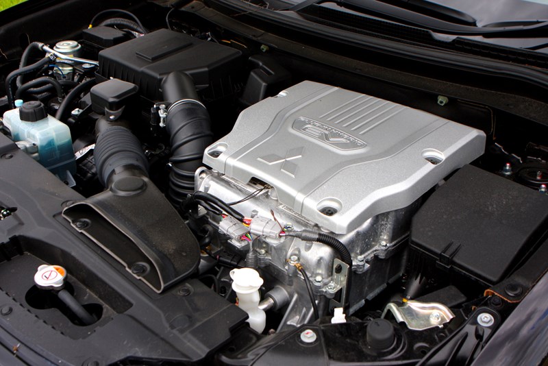 Mitsubishi Outlander Review (2021) | Parkers