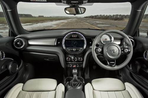 MINI Hatchback (2021) Interior Layout, Dashboard & Infotainment | Parkers