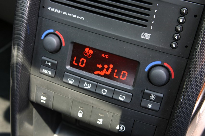 Used Peugeot 207 Hatchback (2006 - 2012) Interior | Parkers