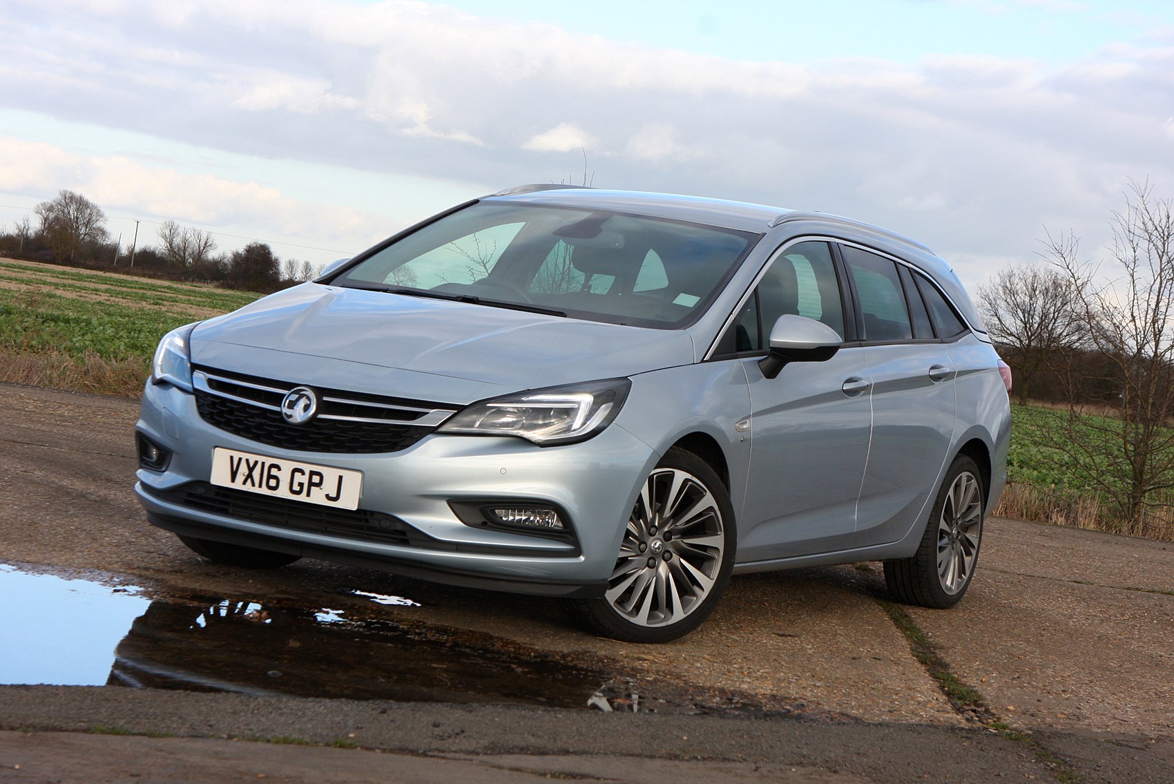 Vauxhall Astra Sports Tourer Review (2021) | Parkers