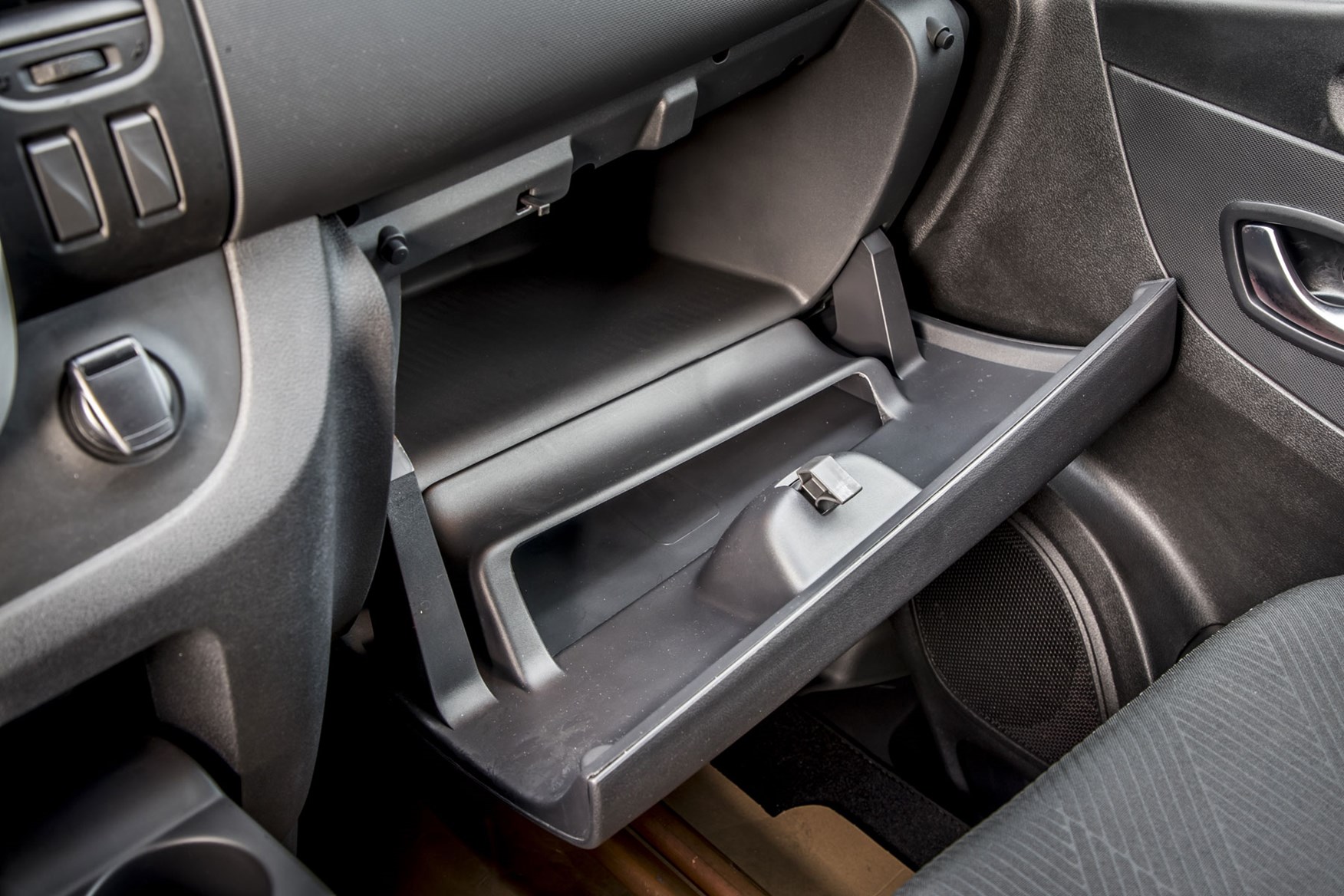 Renault Trafic review (2020) | Parkers