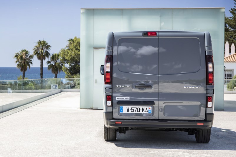 Renault Trafic review (2020) | Parkers