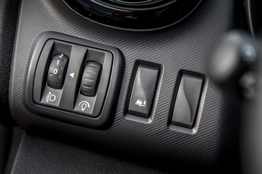 Renault Trafic review (2020) | Parkers