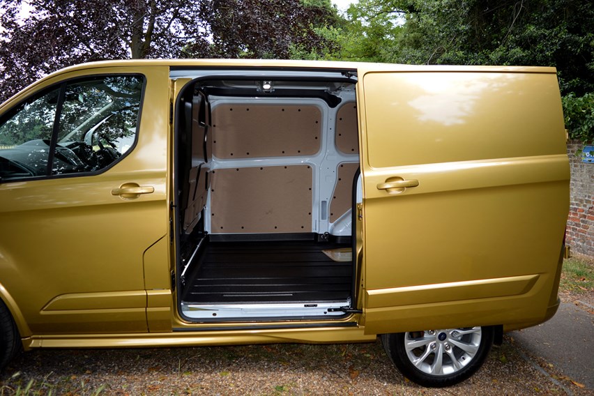 Ford Transit Custom van dimensions, capacity, payload, volume, towing ...