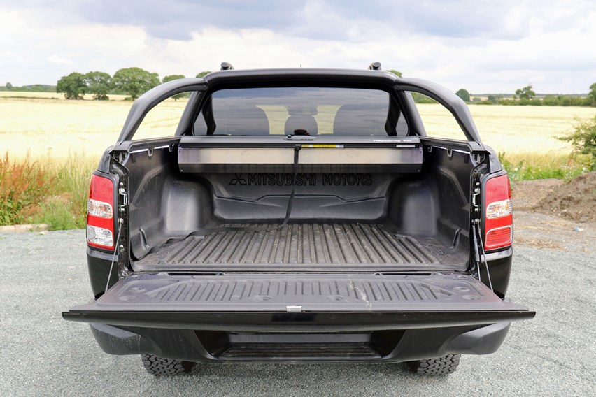 Mitsubishi L200 pickup dimensions (2015-2019), capacity, payload ...