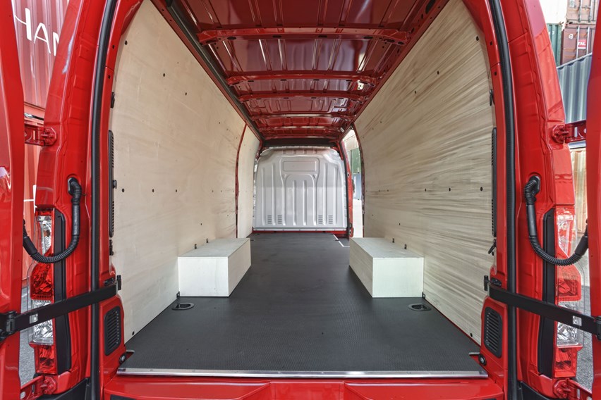 Nissan NV400 van dimensions (2011-on), capacity, payload, volume, towing | Parkers