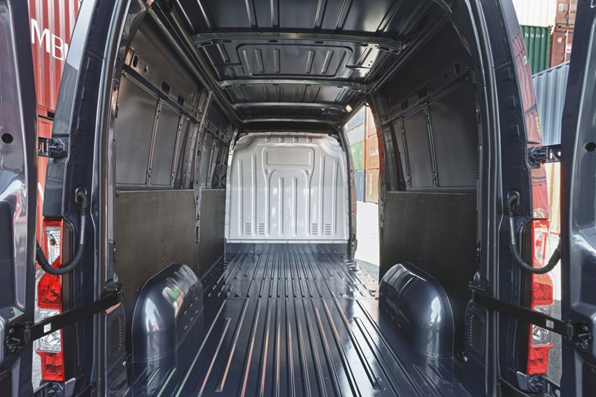 Nissan NV400 van dimensions (2011-on), capacity, payload, volume, towing | Parkers