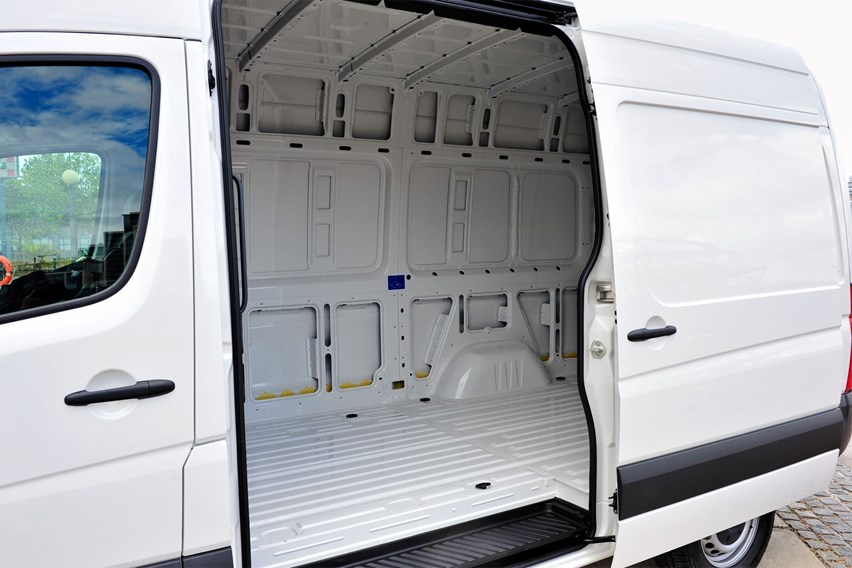 Volkswagen Crafter van dimensions (2011-2016), capacity, payload ...