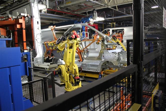 Inside Britain's only remaining van factory | Parkers