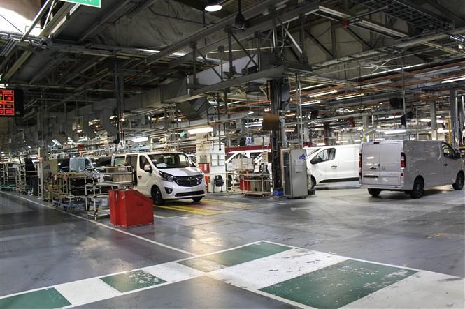 Inside Britain's only remaining van factory | Parkers