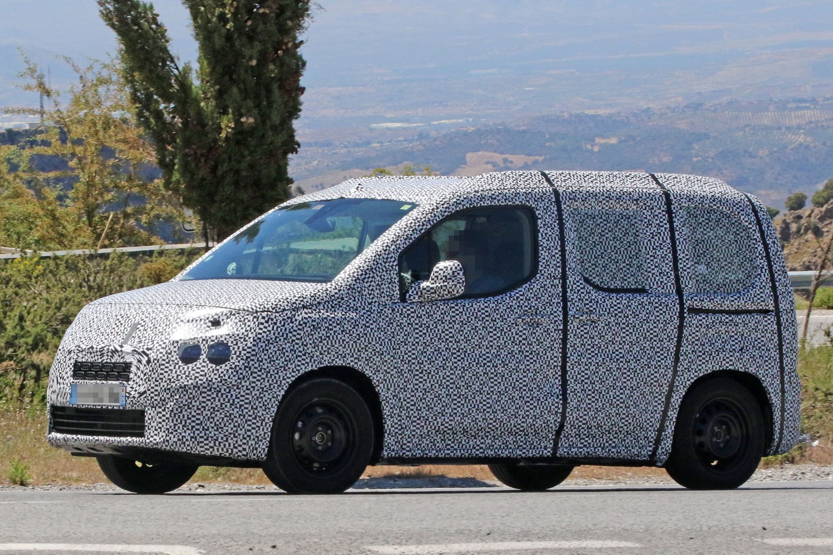 First official pictures, details of 2018 Citroen Berlingo, Peugeot ...