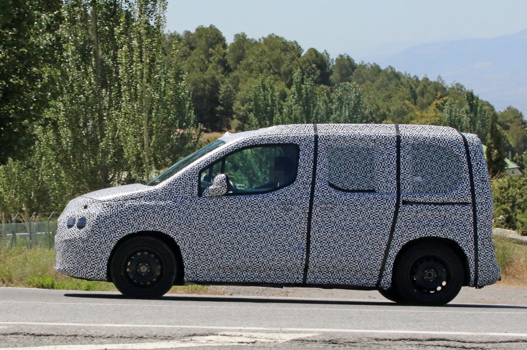 First official pictures, details of 2018 Citroen Berlingo, Peugeot ...
