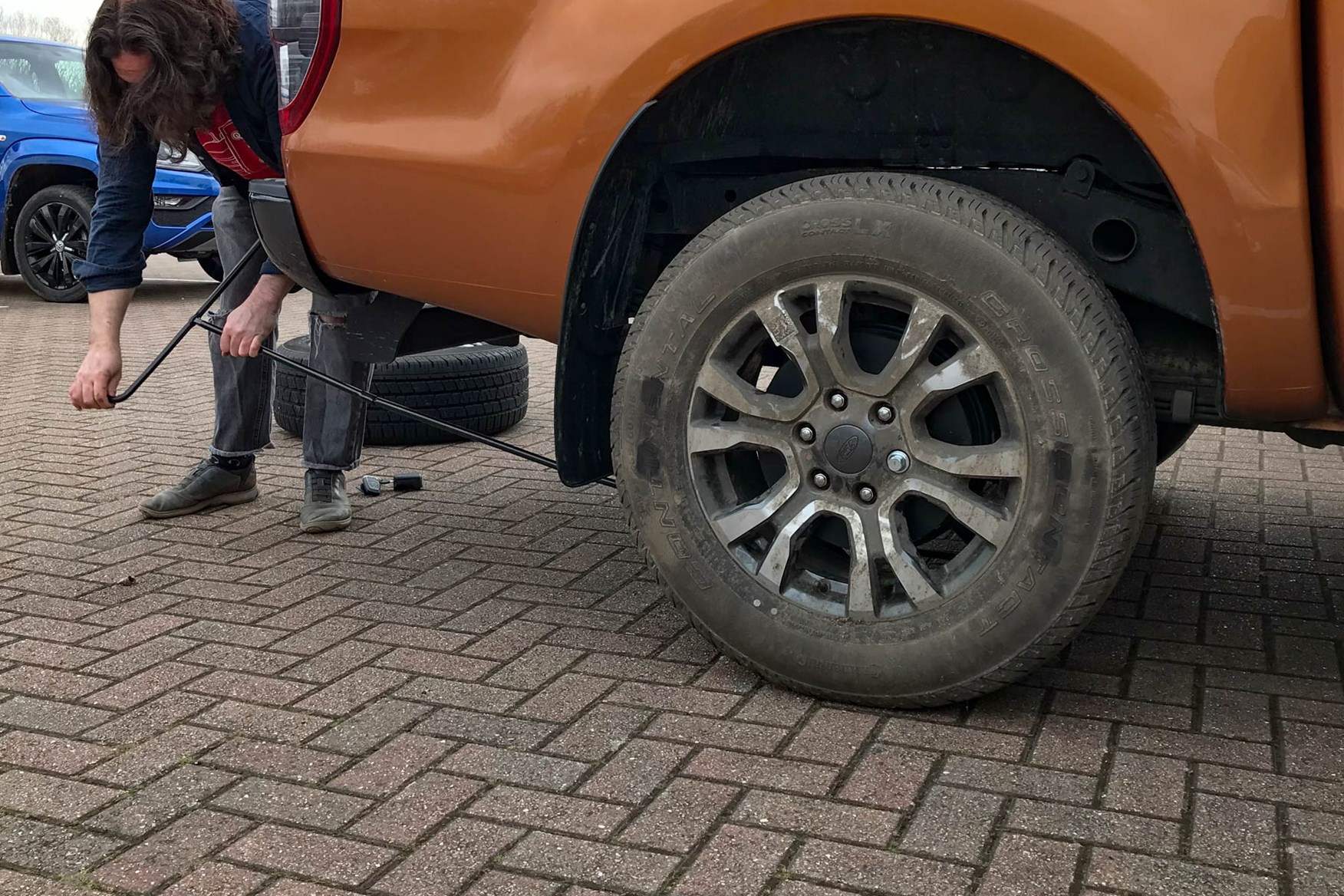 How to change a pickup wheel | Parkers