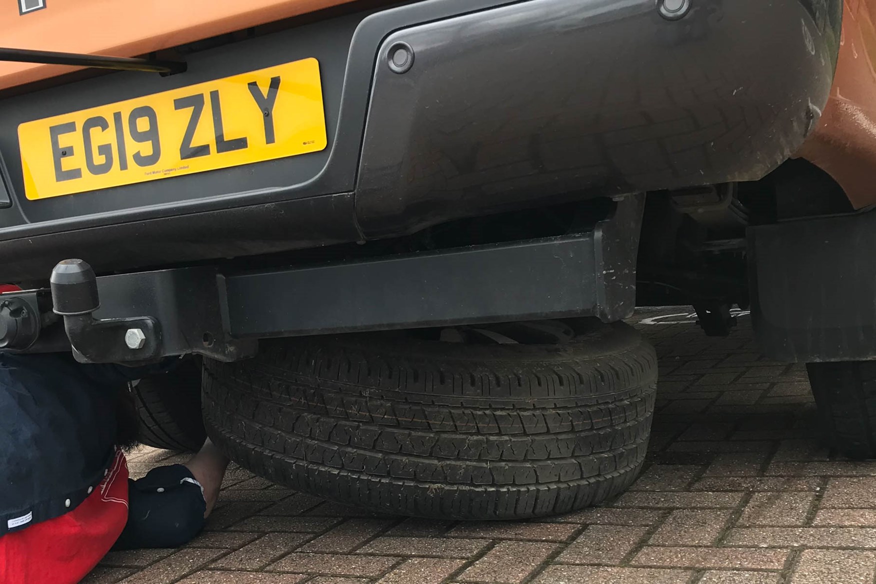 How to change a pickup wheel | Parkers