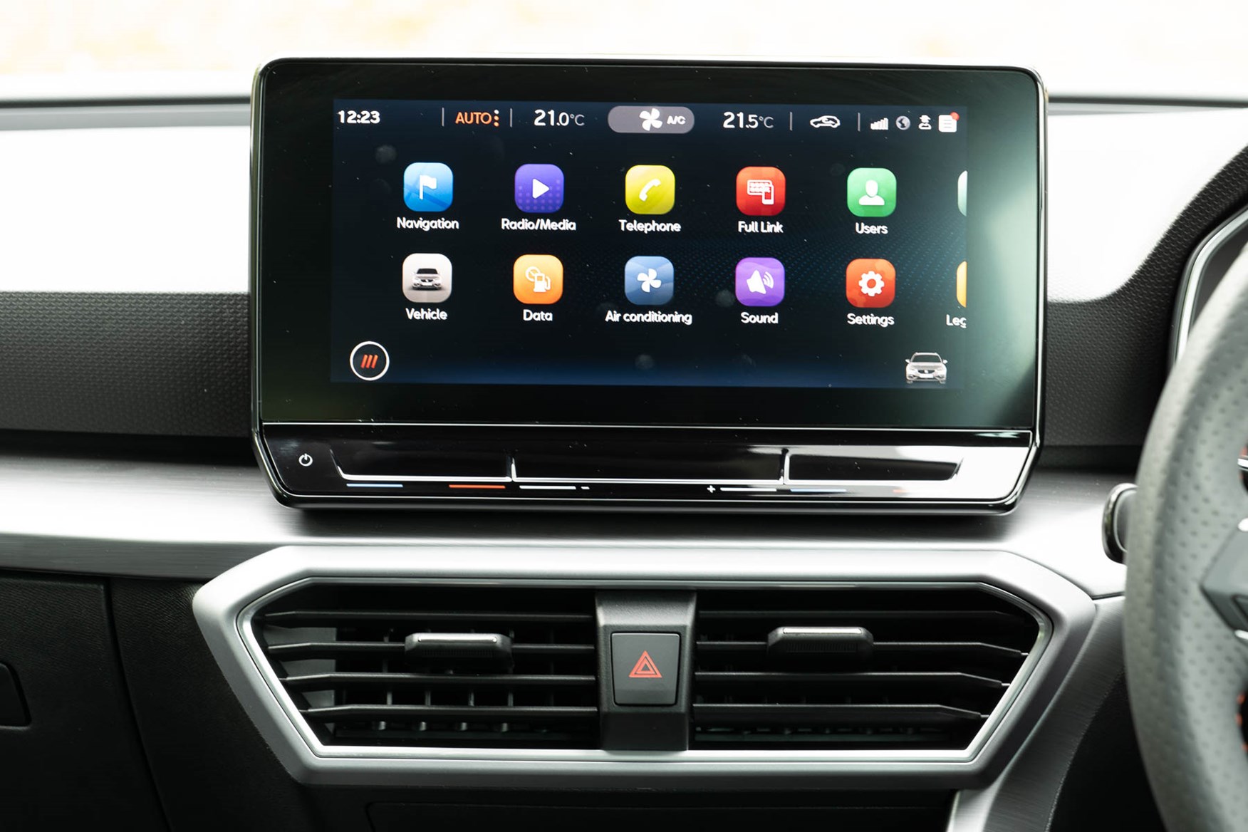 SEAT Leon Estate (2021) Interior, Dashboard & Infotainment | Parkers