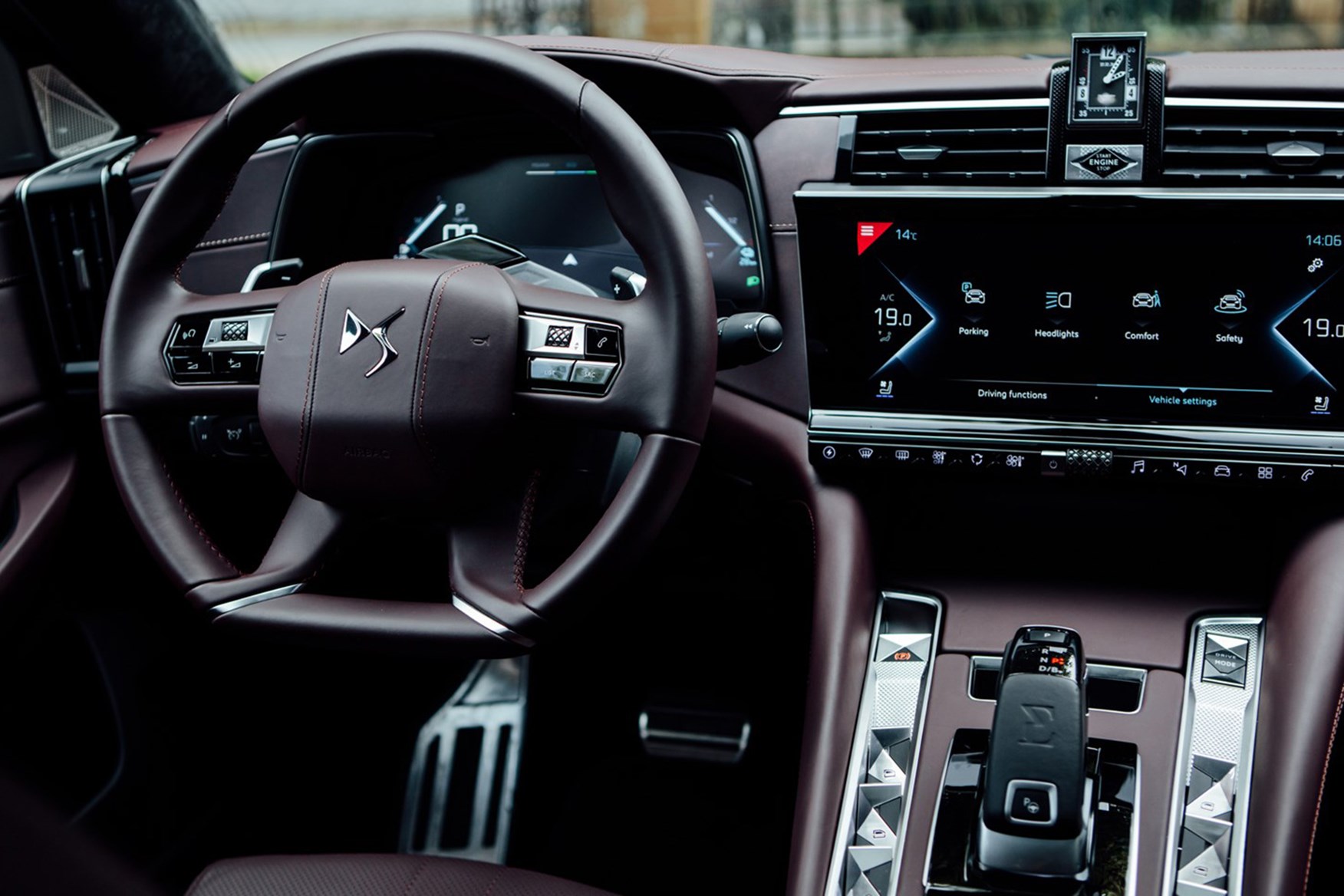 DS 9 Saloon First Drive (2021)