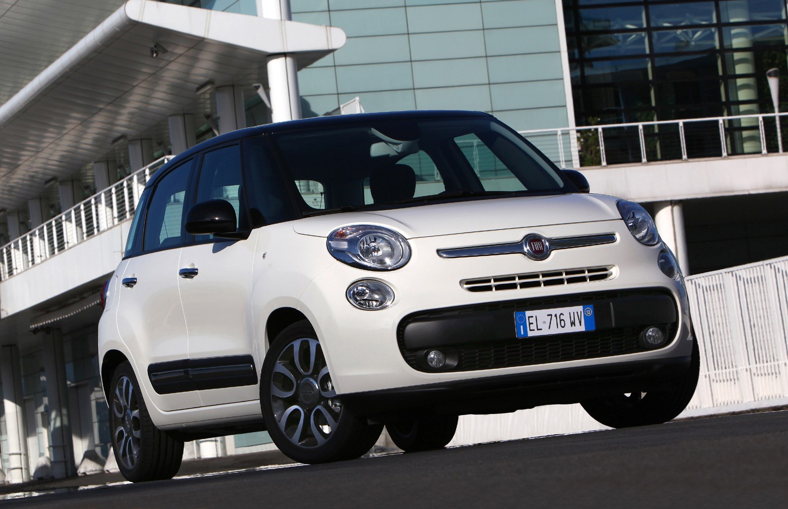 Fiat 500L Review (2022) | Parkers