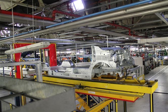 Inside Britain's only remaining van factory | Parkers