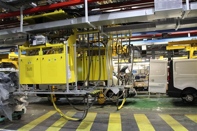 Inside Britain's only remaining van factory | Parkers