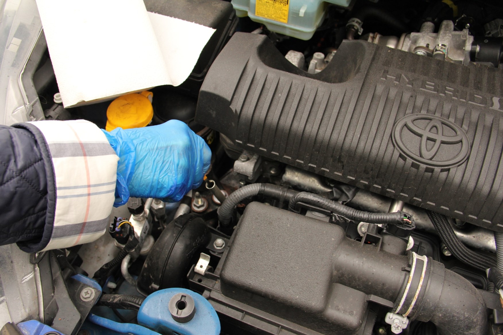 How to check the oil in your car | Parkers