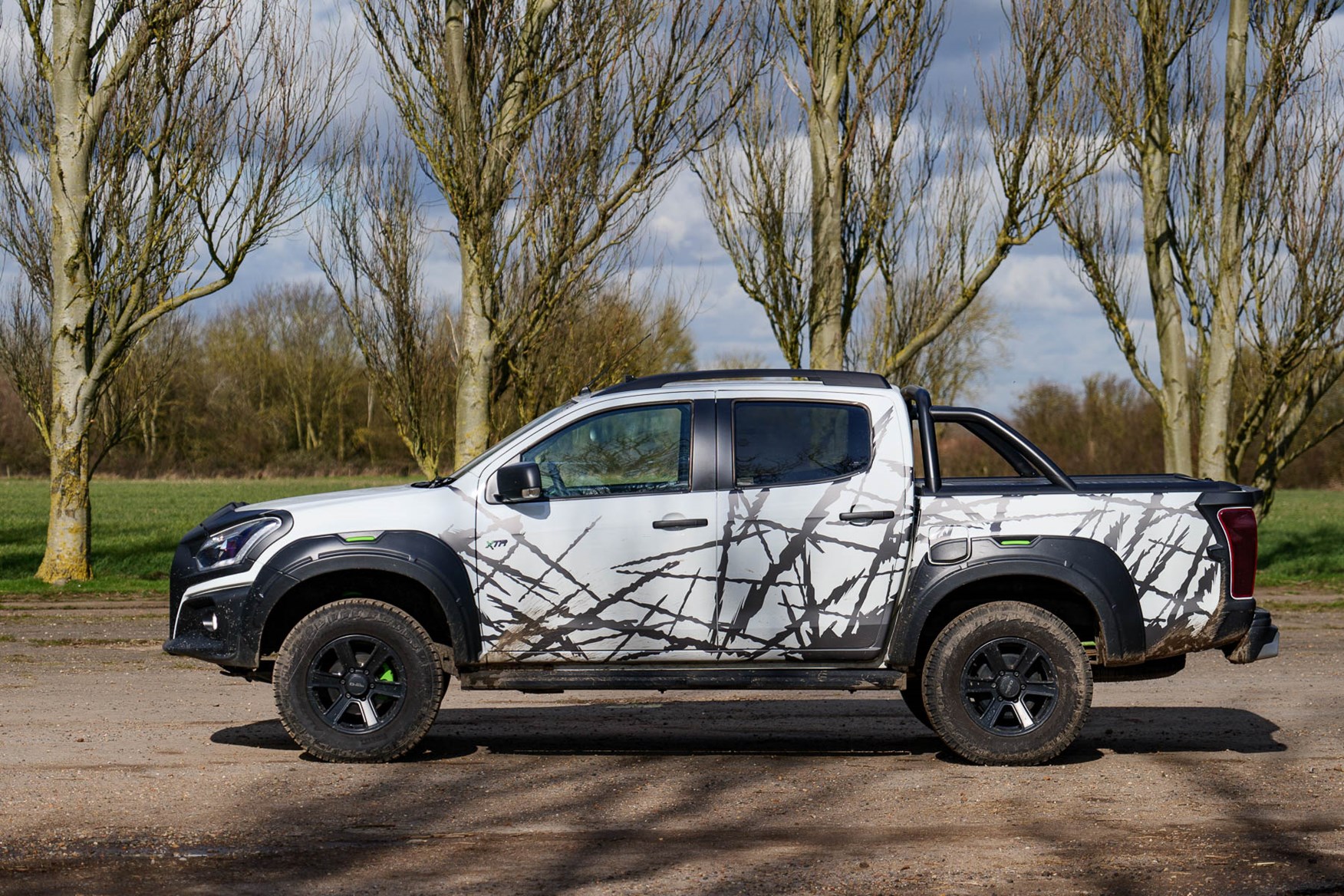 Ford Ranger Raptor vs Isuzu D-Max XTR twin test review - battle of the ...
