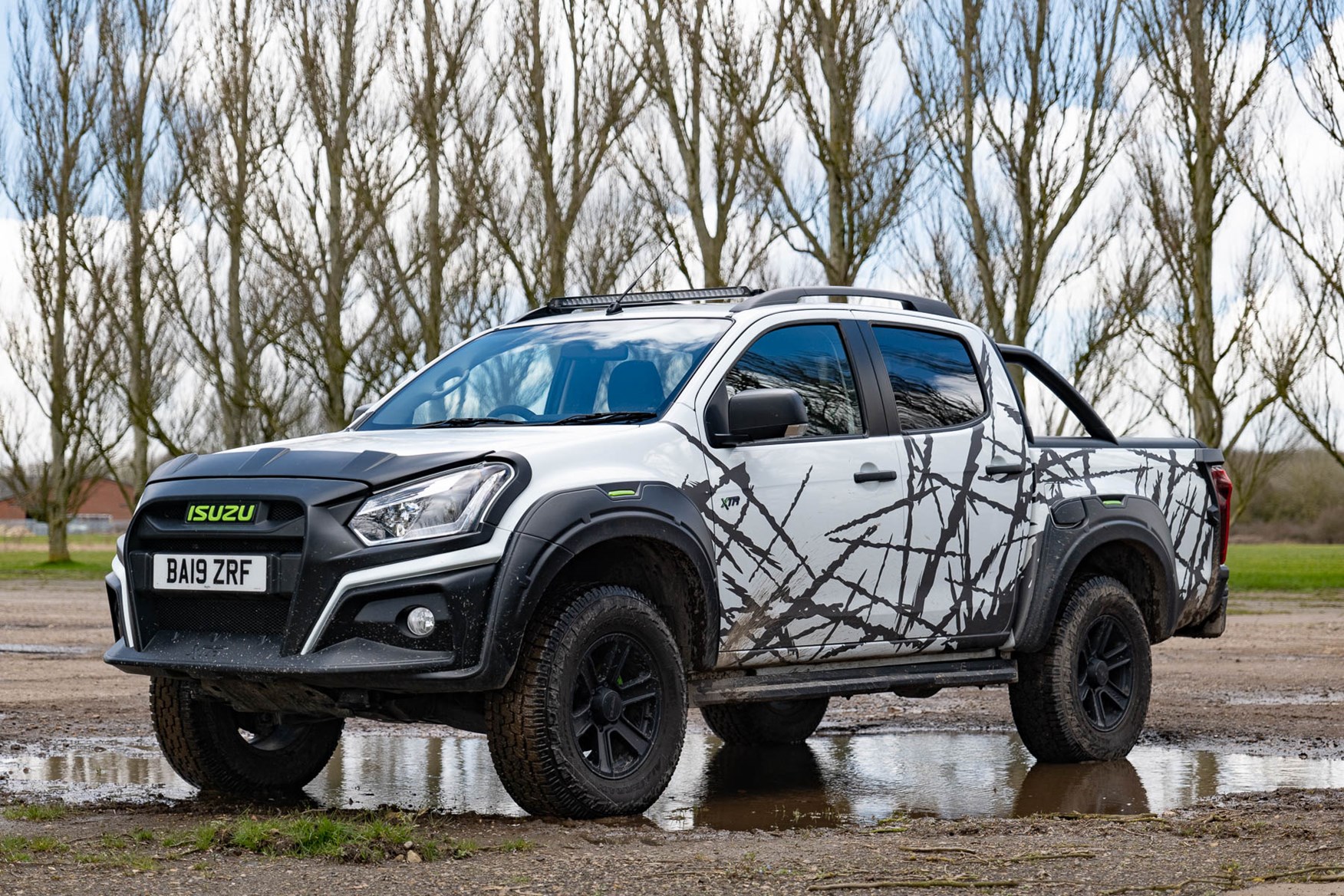 Ford Ranger Raptor vs Isuzu D-Max XTR twin test review - battle of the ...