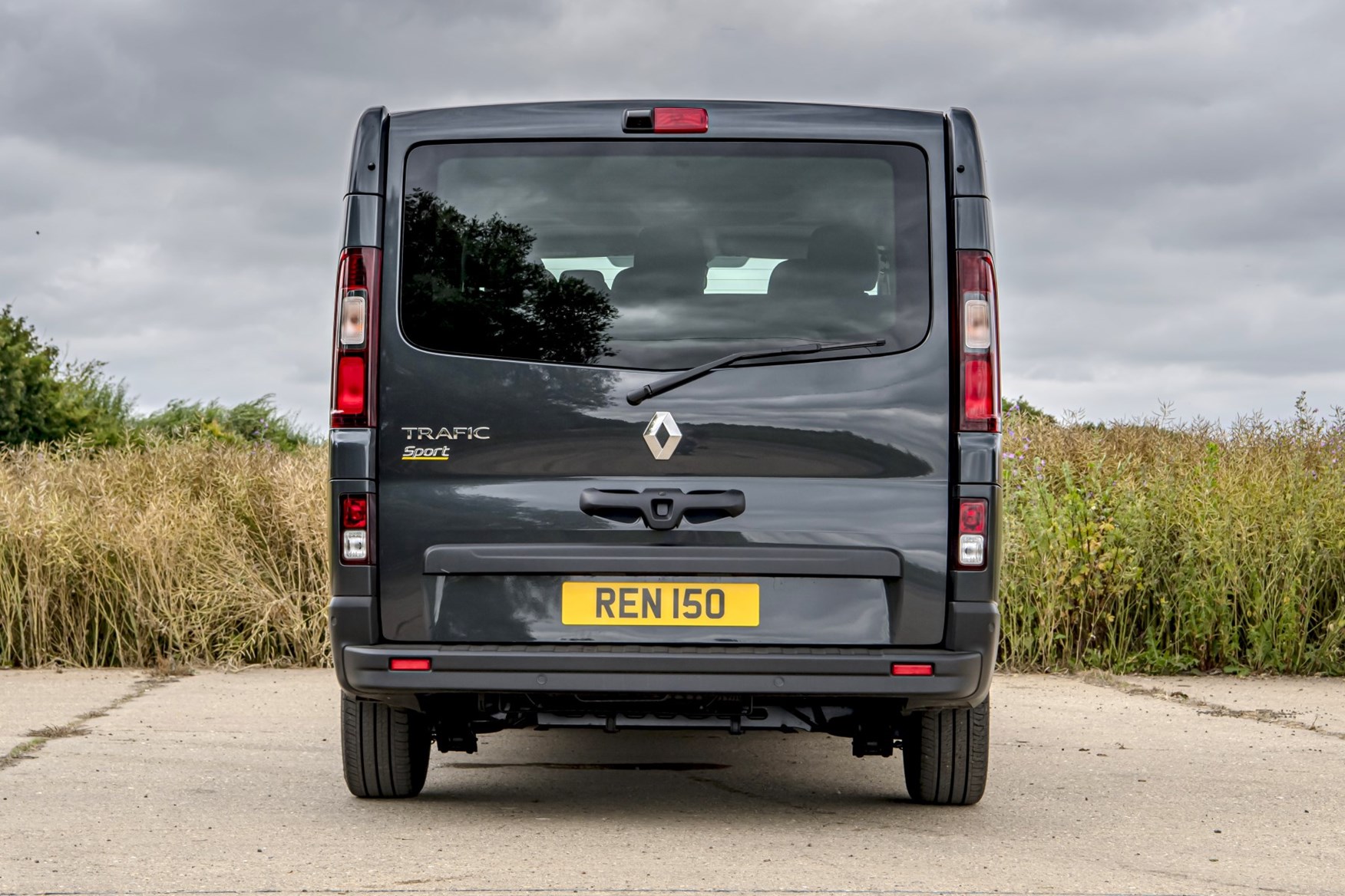 Renault Trafic Passenger (2021) review - we test newly facelifted ...