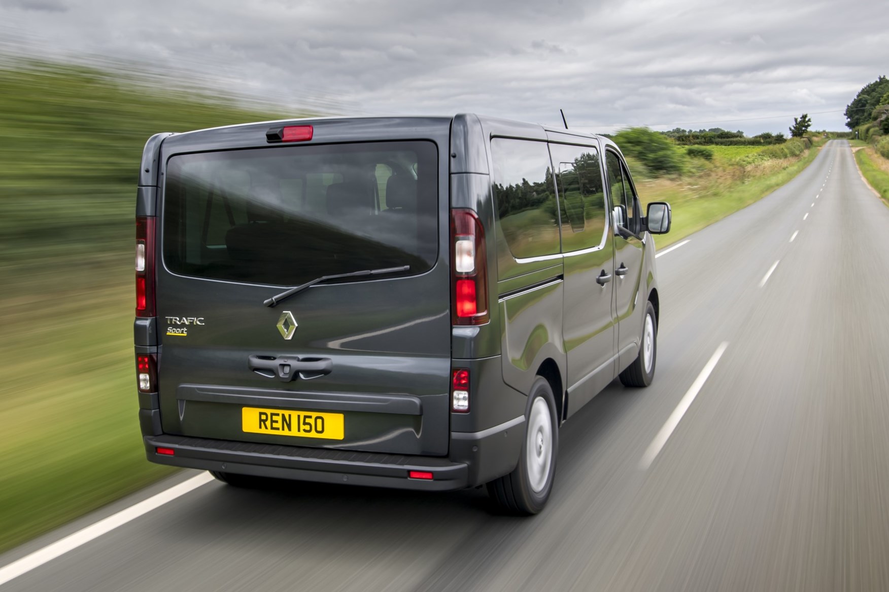 Renault Trafic Passenger (2021) review - we test newly facelifted ...