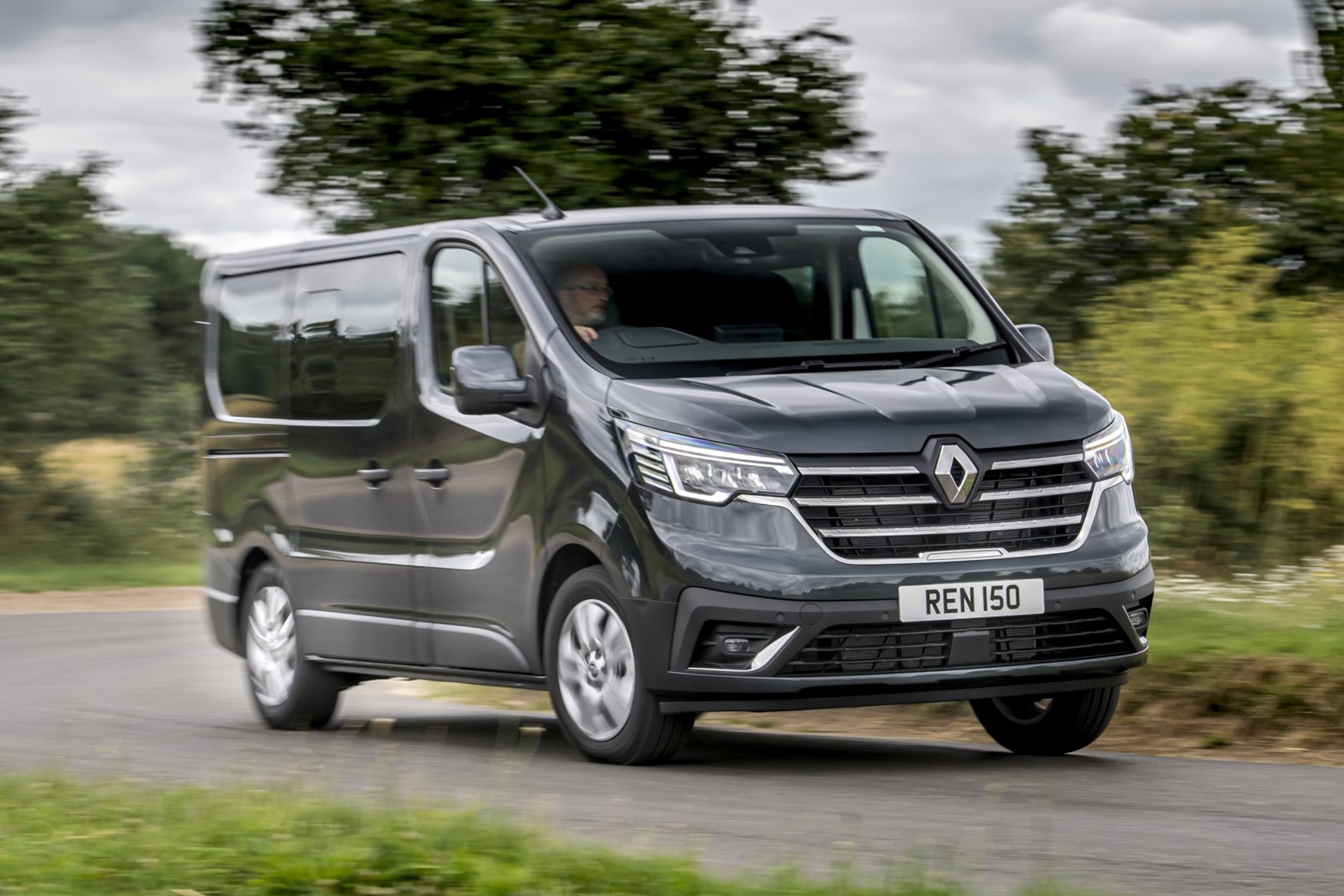 Renault Trafic Passenger (2021) review - we test newly facelifted ...