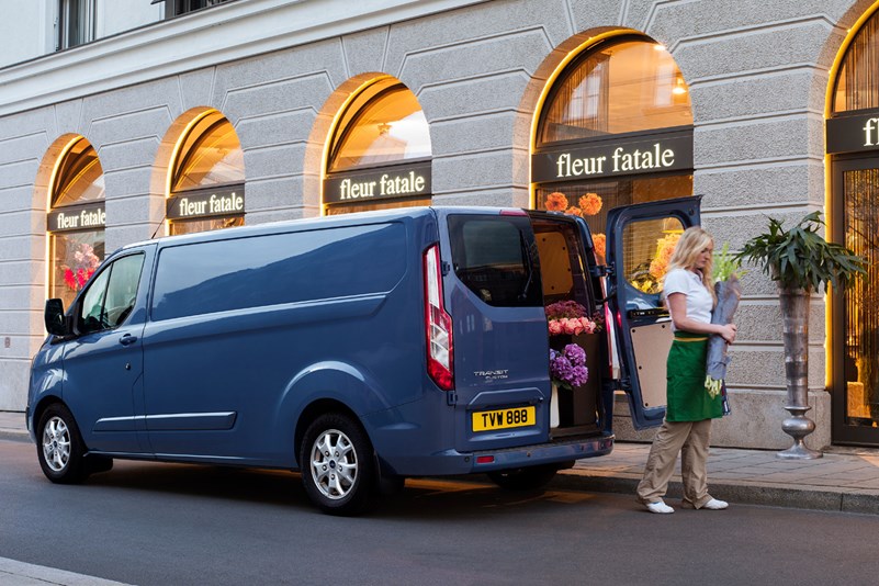 Ford Transit Custom van dimensions, capacity, payload, volume, towing