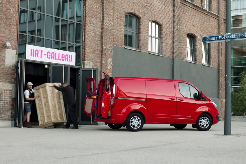 Ford Transit Custom van dimensions, capacity, payload, volume, towing