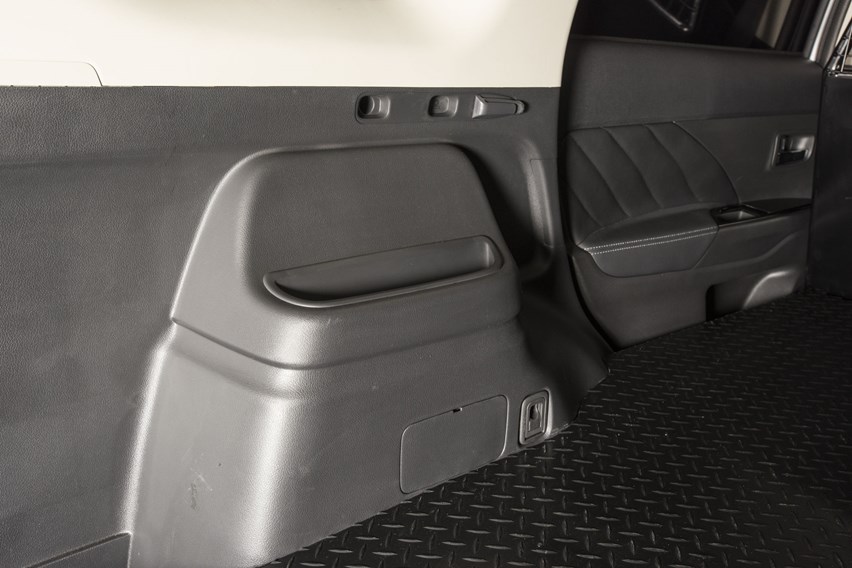 Mitsubishi Outlander Commercial van dimensions (2013-on), capacity ...