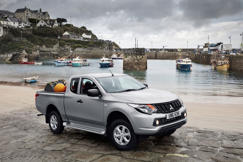 Mitsubishi L200 pickup dimensions and specs (2015-2019)