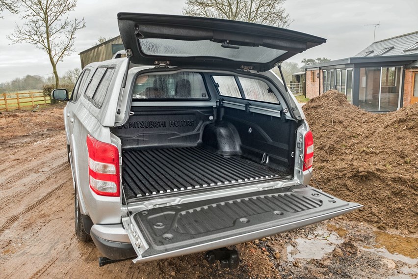 Mitsubishi L200 pickup dimensions and specs (2015-2019)