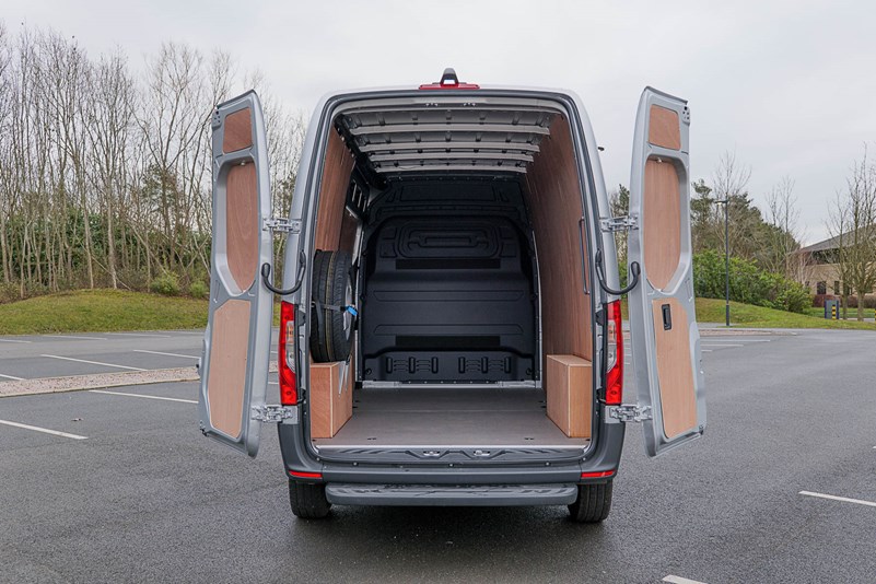 Mercedes eSprinter van dimensions (2020-on), capacity, payload, volume ...