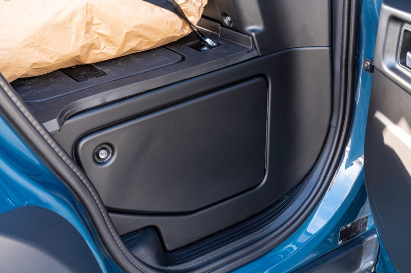 Land Rover Defender Hard Top dimensions (2021-on), capacity, payload ...