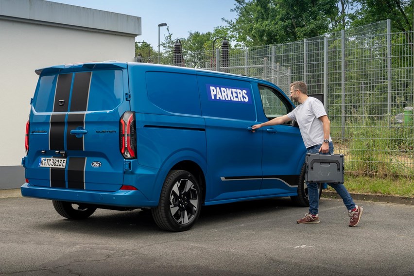 Ford Transit Custom van dimensions, capacity, payload, volume, towing