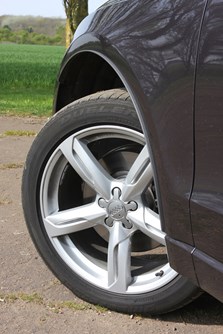 Used Audi Q5 Estate (2008 - 2016) boot space, practicality and safety ...