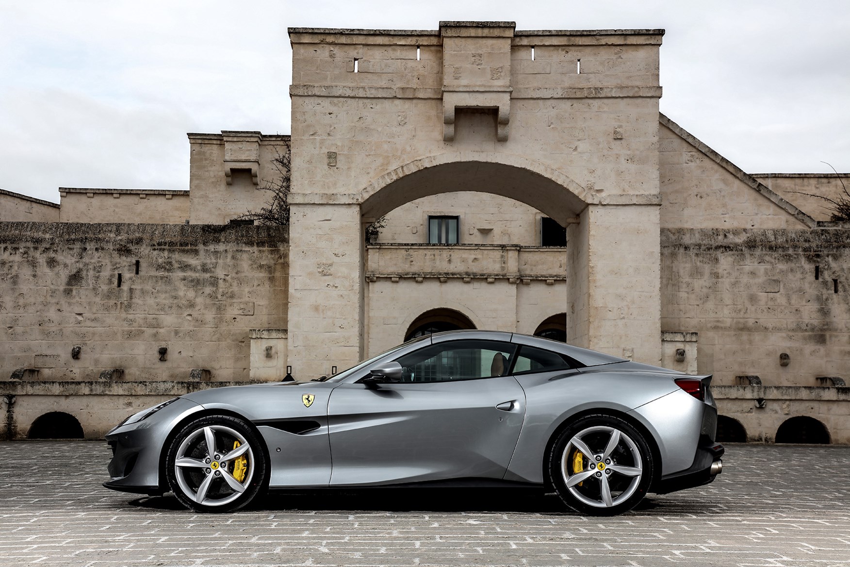 Used Ferrari Portofino Convertible (2018 - 2020) boot space ...