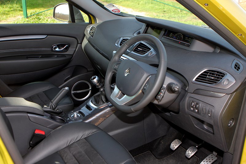 Used Renault Scenic XMOD (2013 - 2015) boot space, practicality and ...