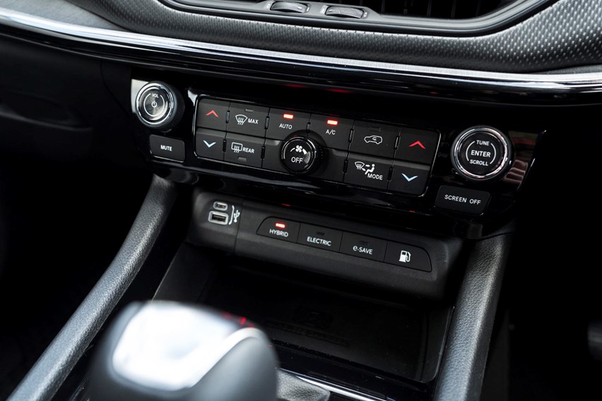 Jeep Compass (2022) boot space, practicality and safety | Parkers