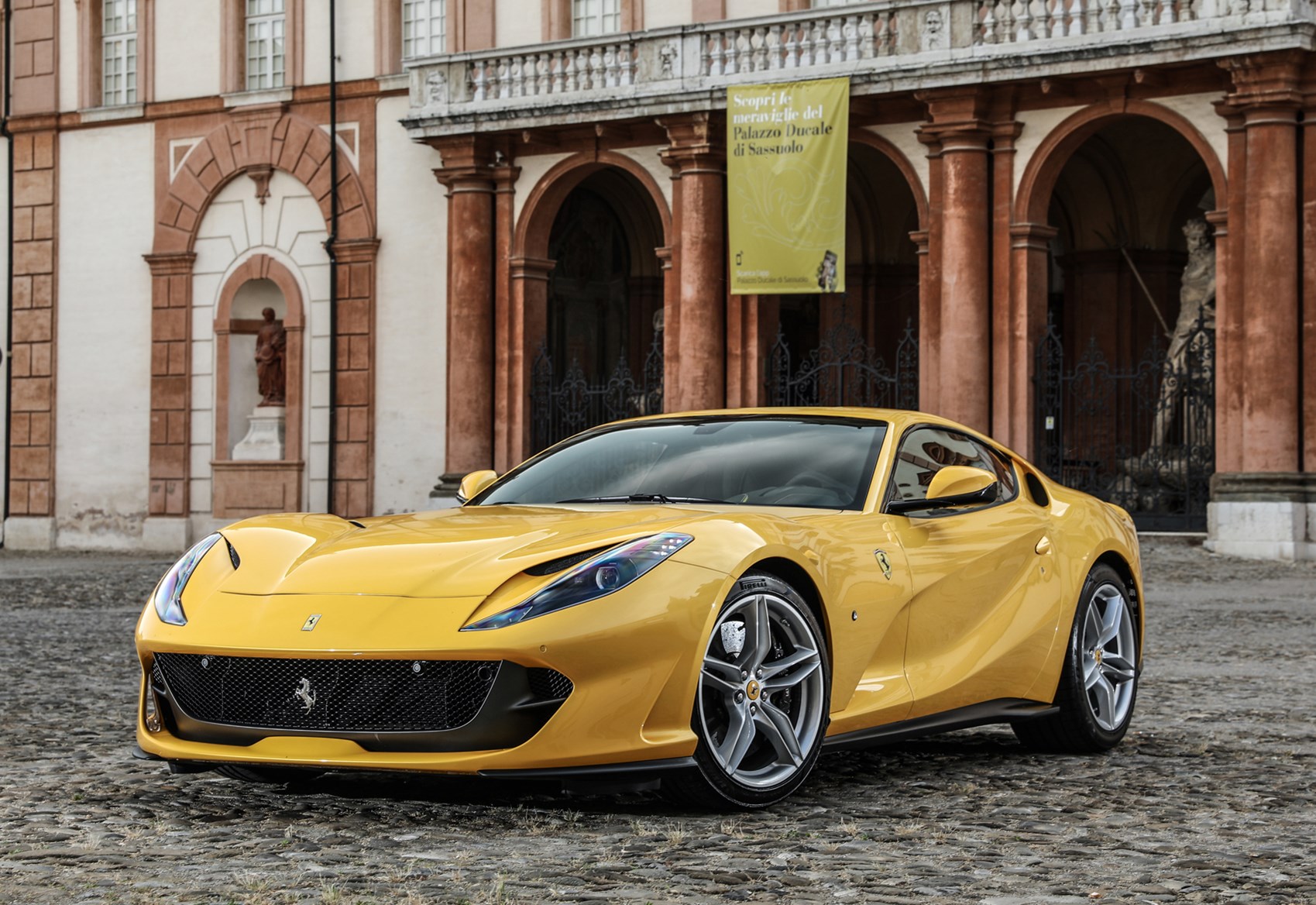 Ferrari 812 Superfast (2022) engines, drive and performance | Parkers