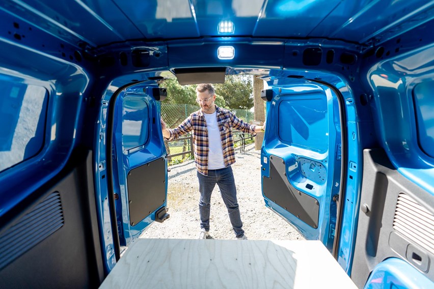 Ford Transit E-Courier van dimensions, capacity, payload, volume, towing