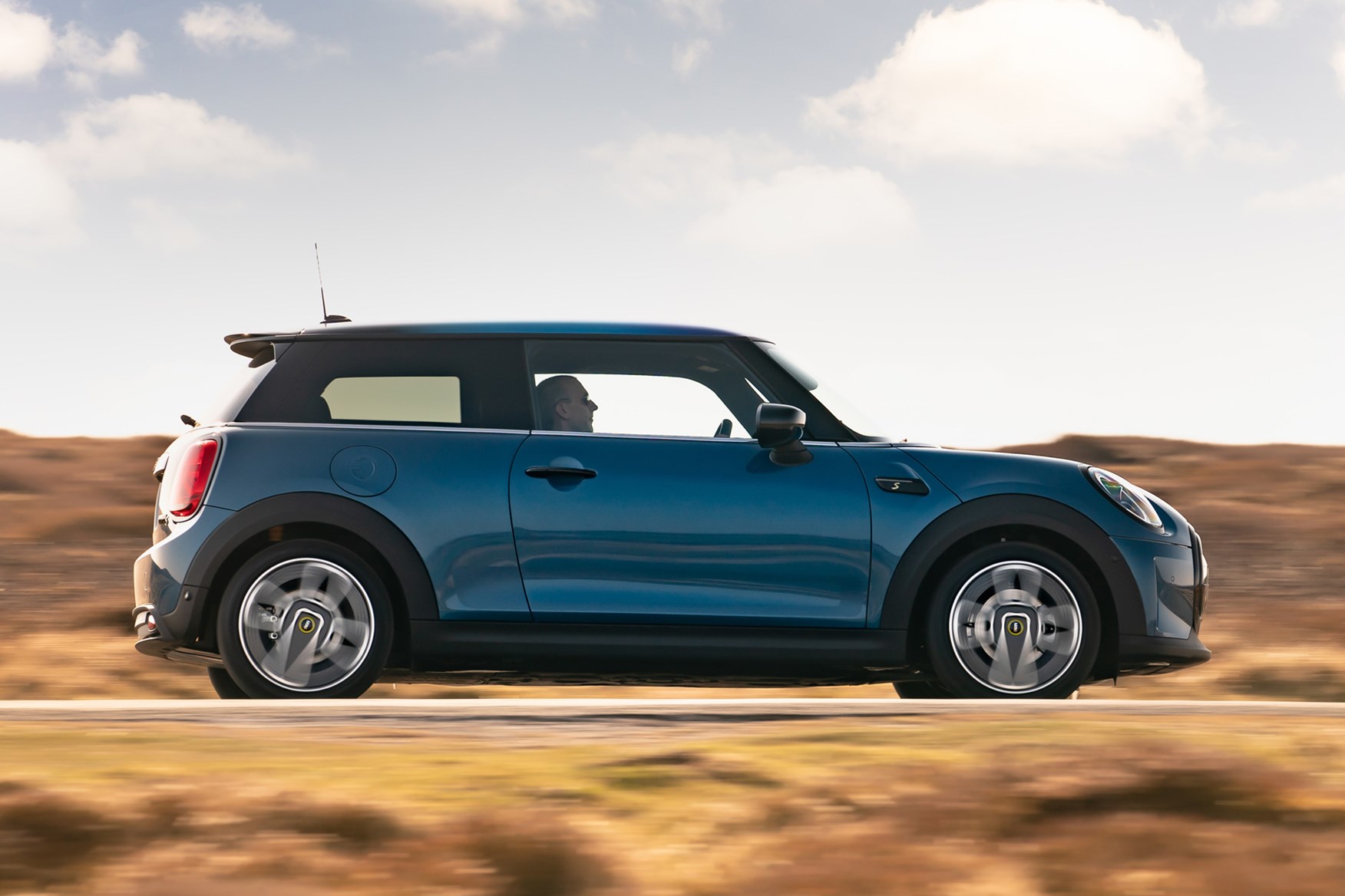 MINI Electric Hatch Review (2022) | Parkers